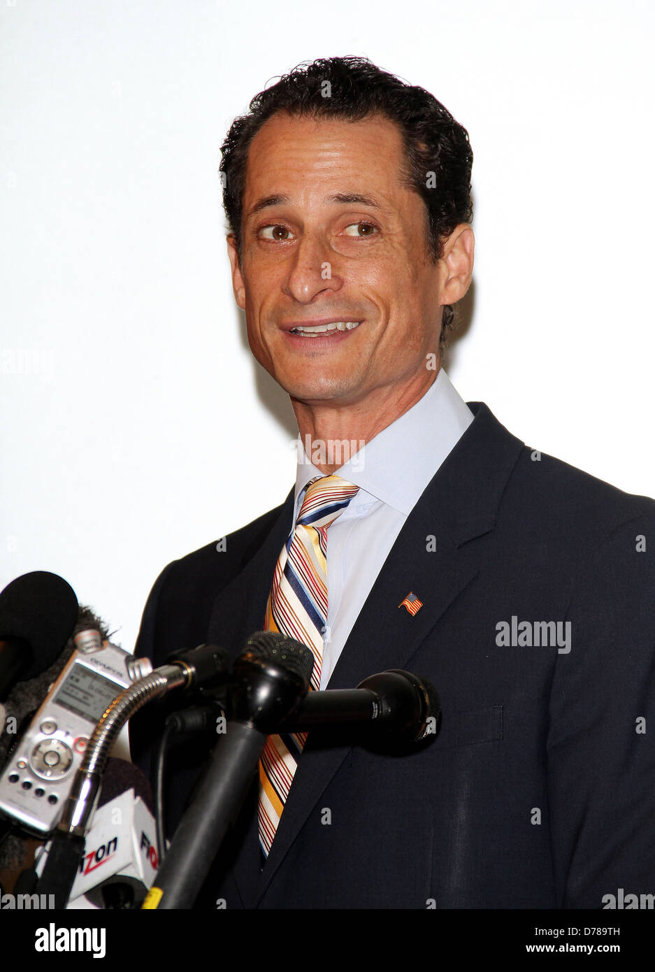 Anthony Weiner Congressman Anthony Weiner announces his resignation ...