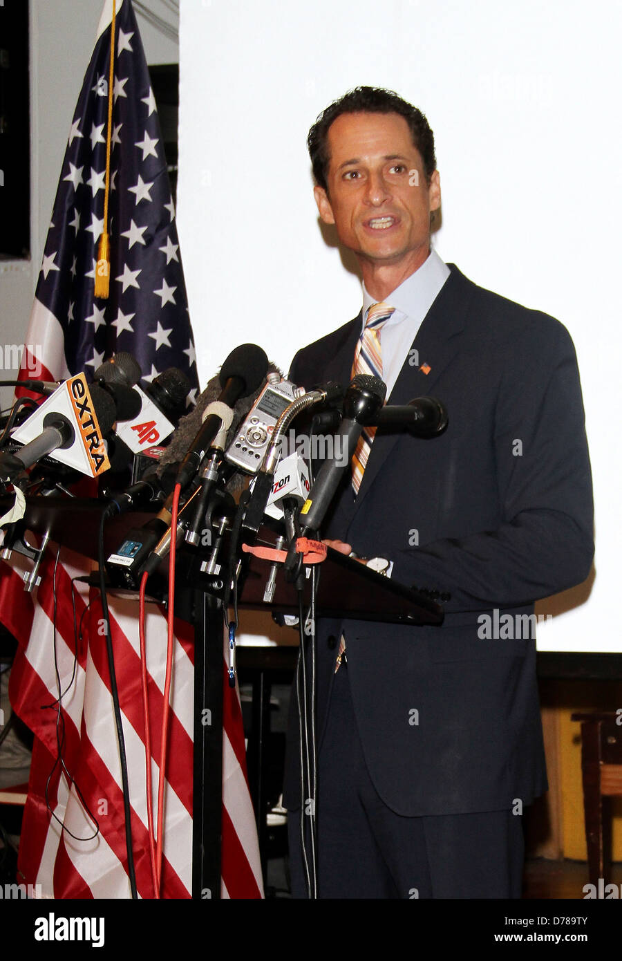 Anthony Weiner Congressman Anthony Weiner announces his resignation ...