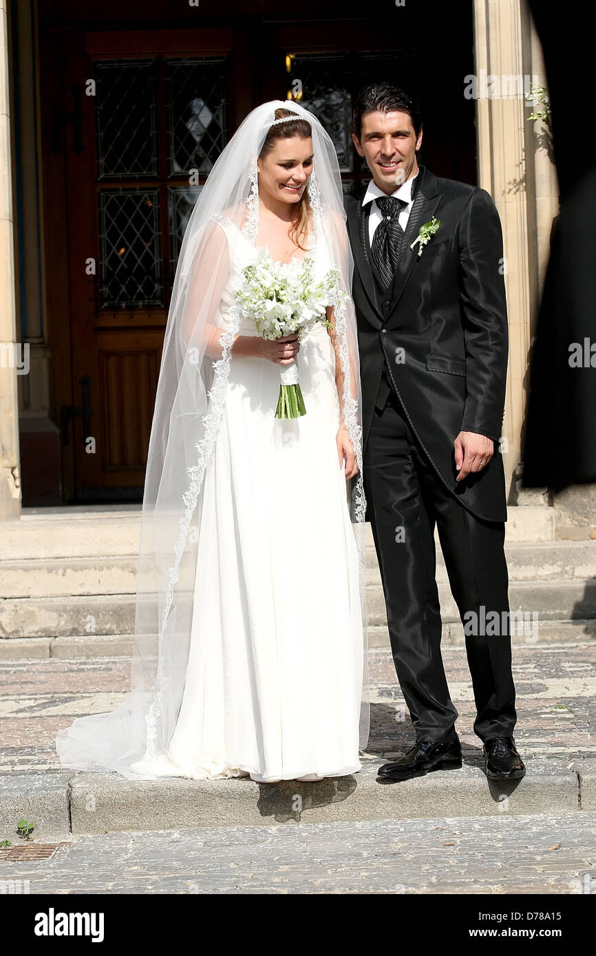 Alena Seredova and Italian goalkeeper Gianluigi 'Gigi' Buffon pose ...