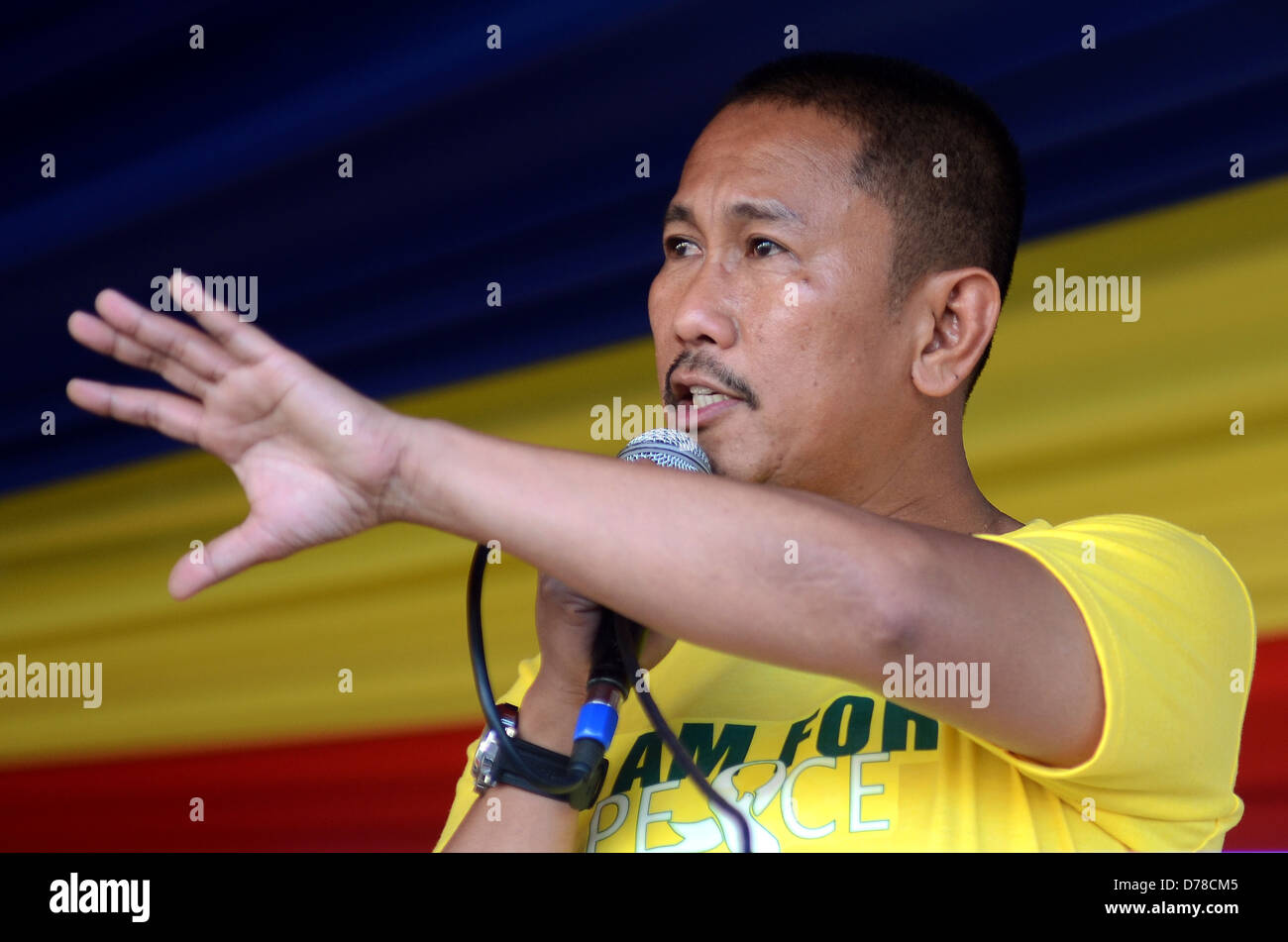 Governor Esmael "Toto" Mangudadatu gestures infront of thousands of ...
