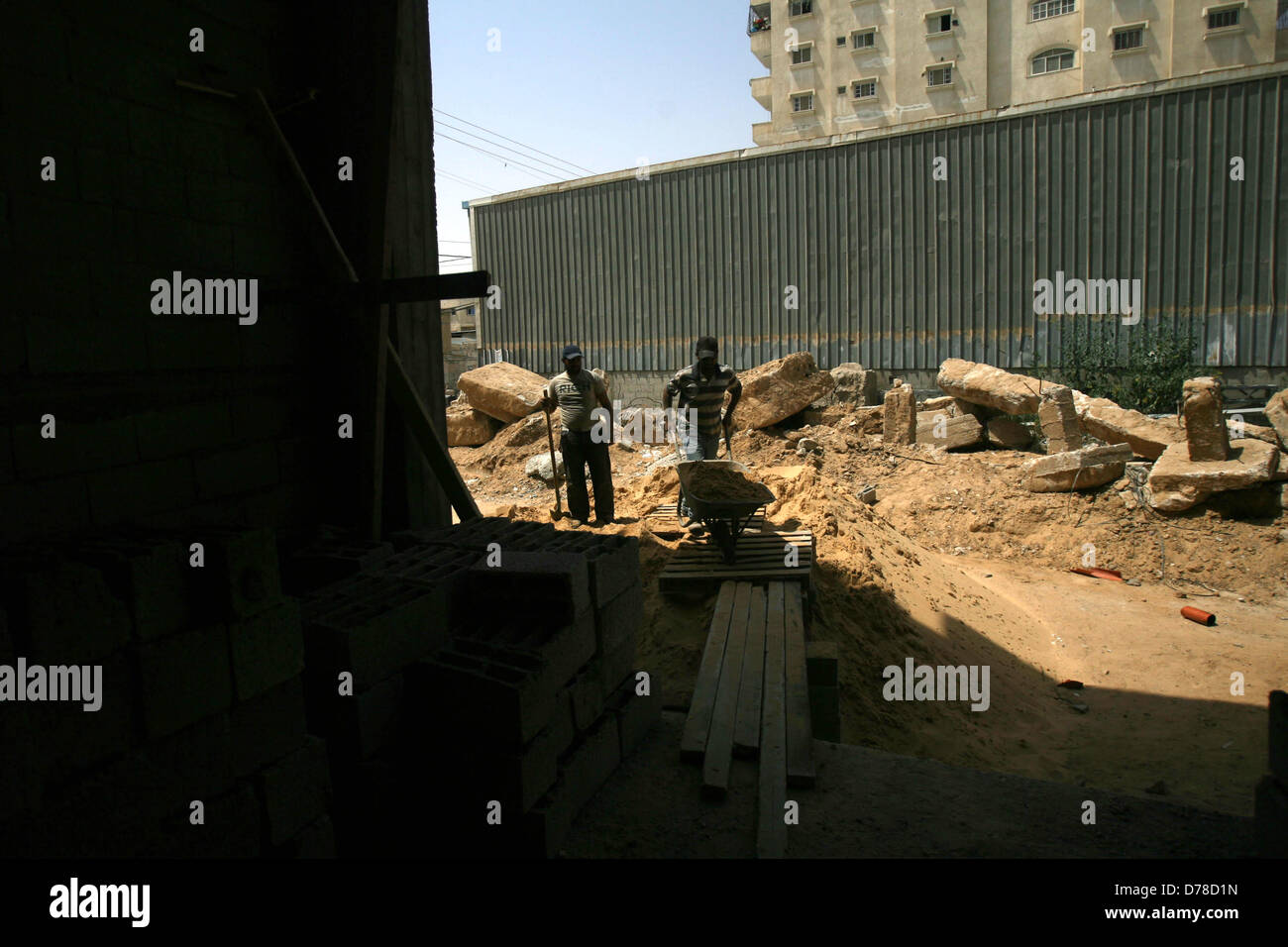 Construction labourers work hi-res stock photography and images - Alamy