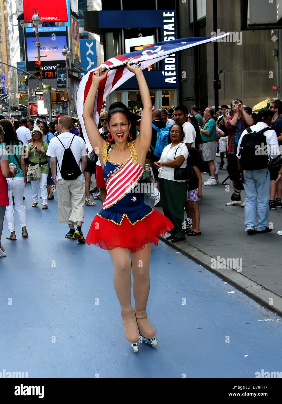 Skater Marni Halasa Tourists and New Yorkers show off their holiday ...