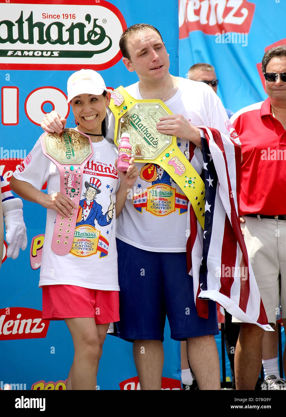 Sonya Thomas, women's contest winner and Joey Chestnut, fifth straight ...