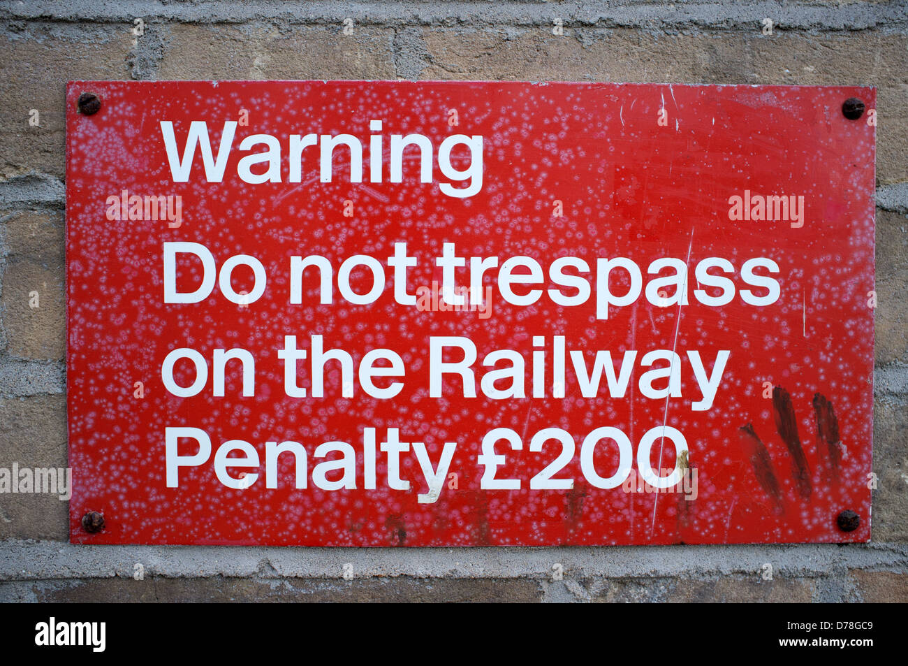 Warning trespass on railway penalty hi-res stock photography and images ...