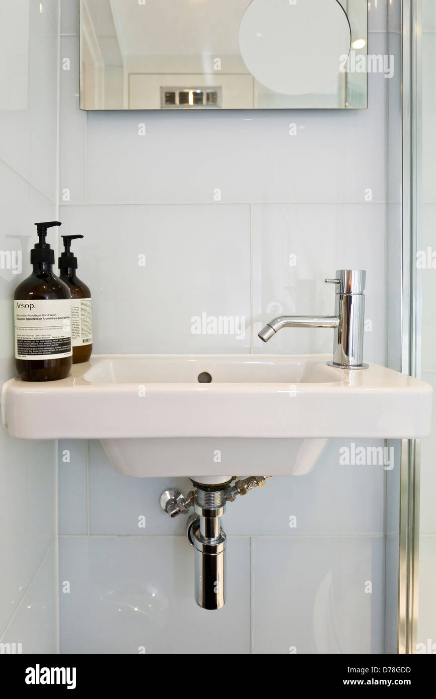 Hand basin hi-res stock photography and images - Alamy