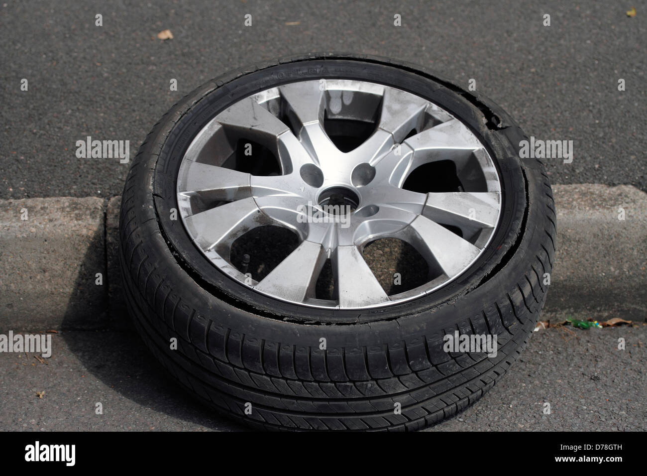 Michelin 215/50 R1795 W tubeless road tyre split and unrepairable Stock ...