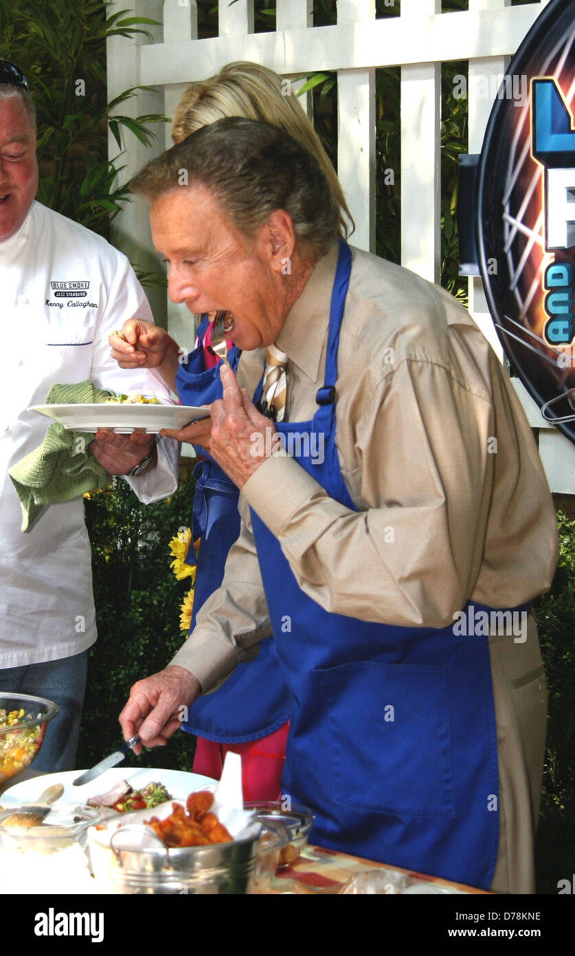 Kelly ripa cooking segment outside hi-res stock photography and images ...