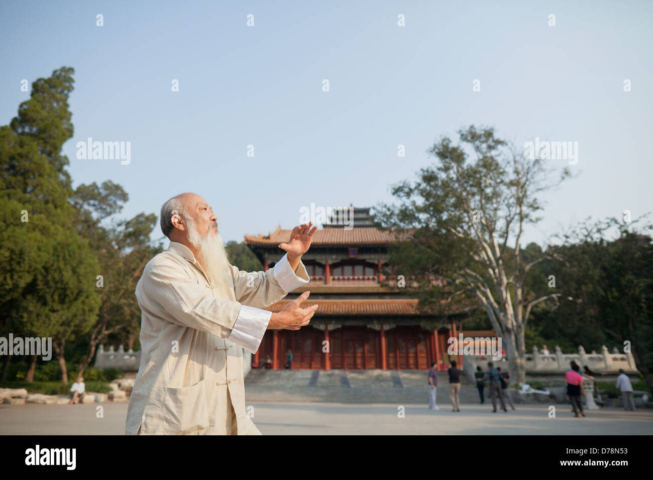 Chinese people practicing tai ji hi-res stock photography and images ...