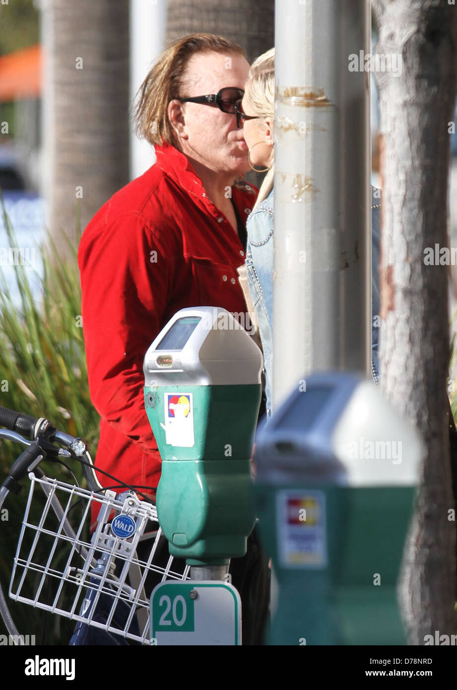Mickey Rourke kisses his girlfriend Anastassija Makarenko before he ...