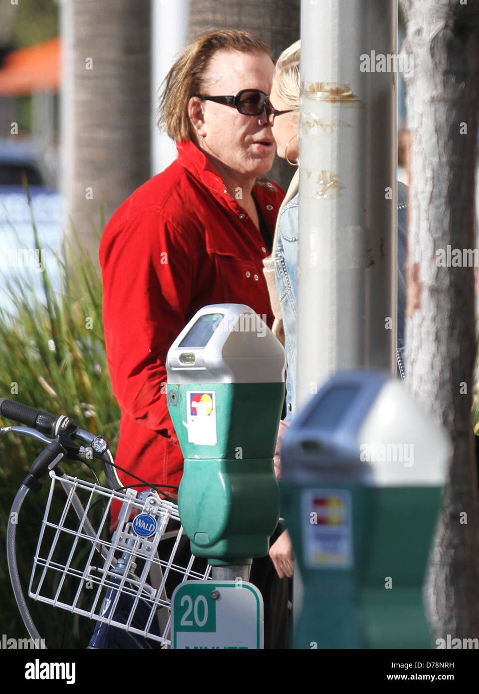 Mickey Rourke kisses his girlfriend Anastassija Makarenko before he ...