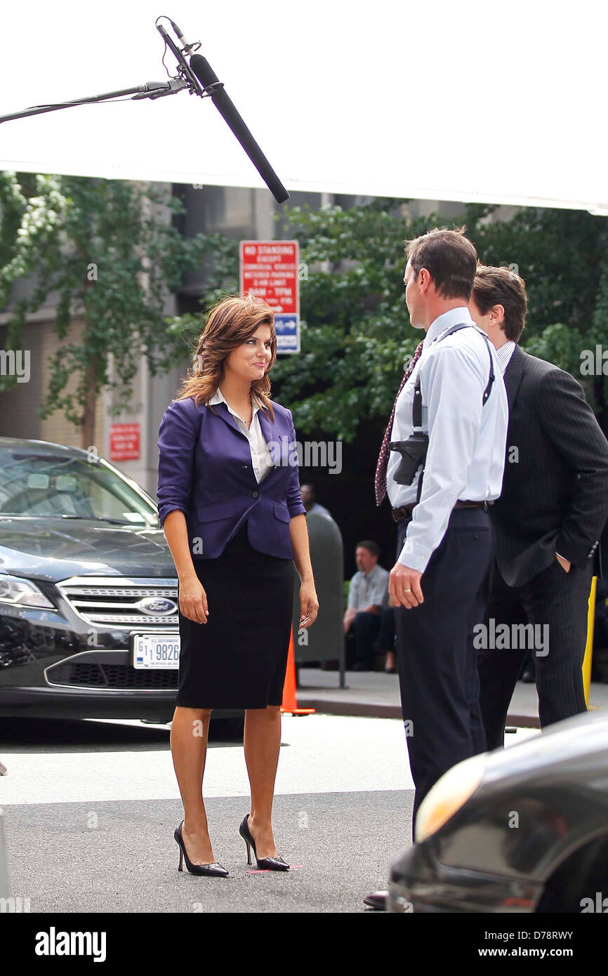 Tiffani Thiessen, Tim DeKay and Matthew Bomer filming on the set of ...