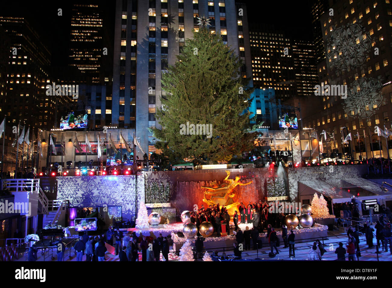 Atmosphere The 2011 Rockefeller Center Christmas Tree lighting ceremony ...