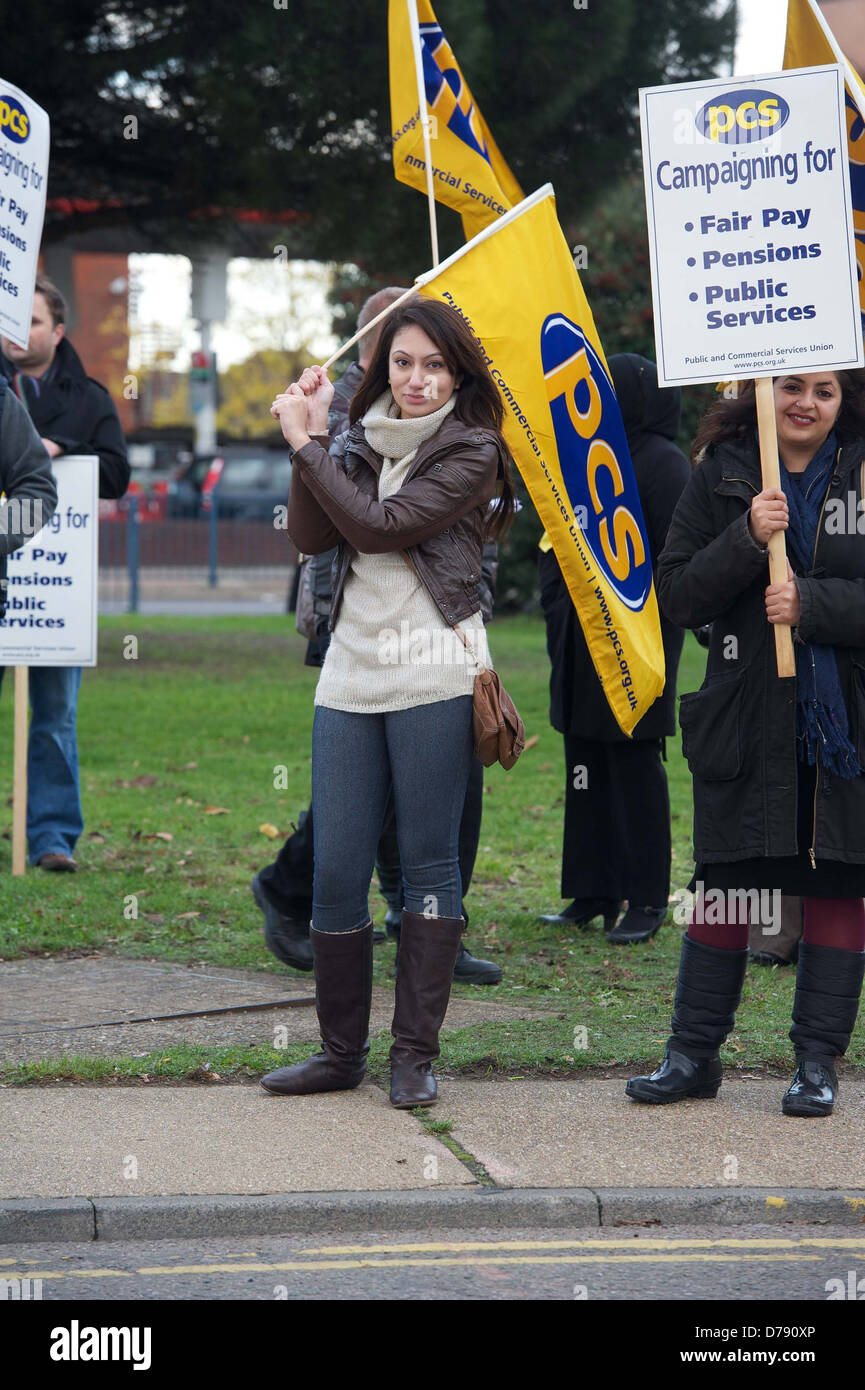 Airport workers picket line hi-res stock photography and images - Alamy