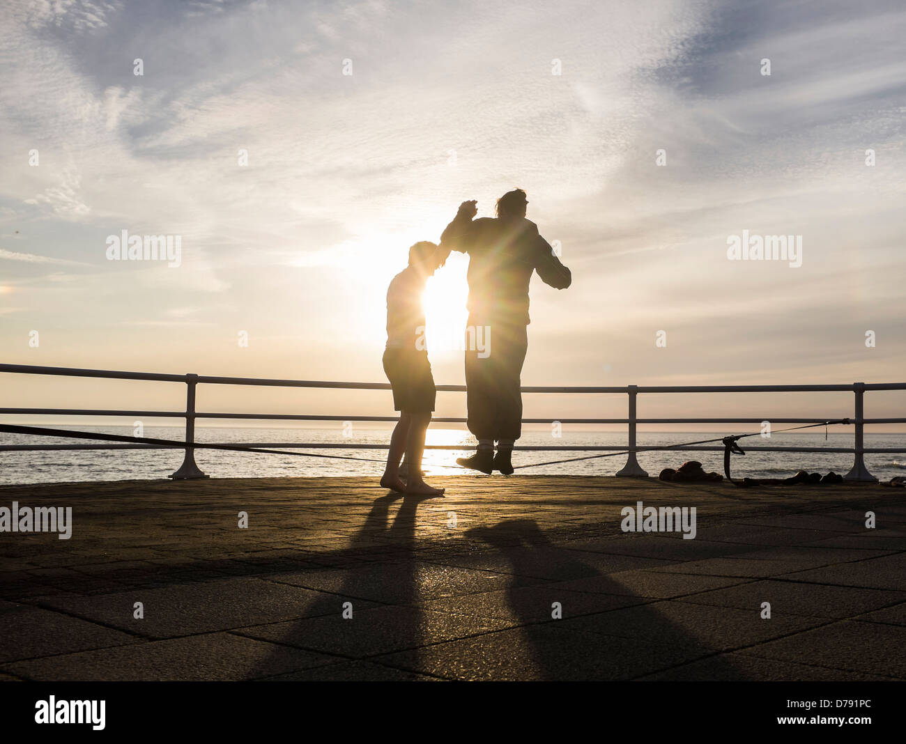 Slackline silhouette hi-res stock photography and images - Alamy