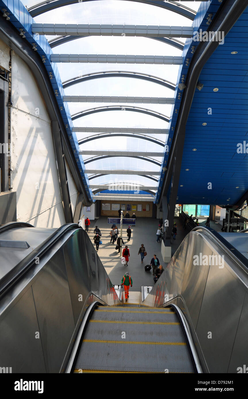 Reading rail station hi-res stock photography and images - Alamy