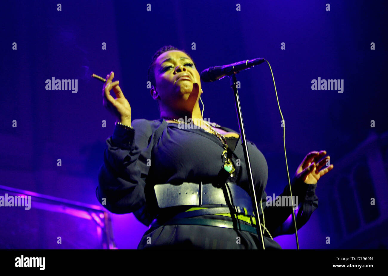 Jill Scott smoking on stage while performing live at Paradiso in ...