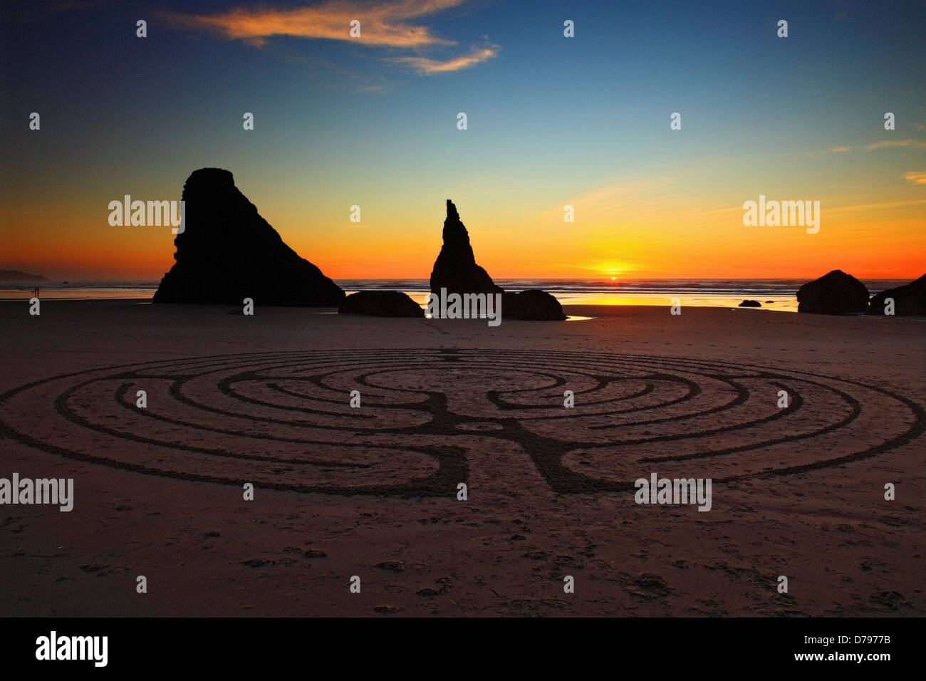 Beach sand sunset rocks design sun hi-res stock photography and images ...