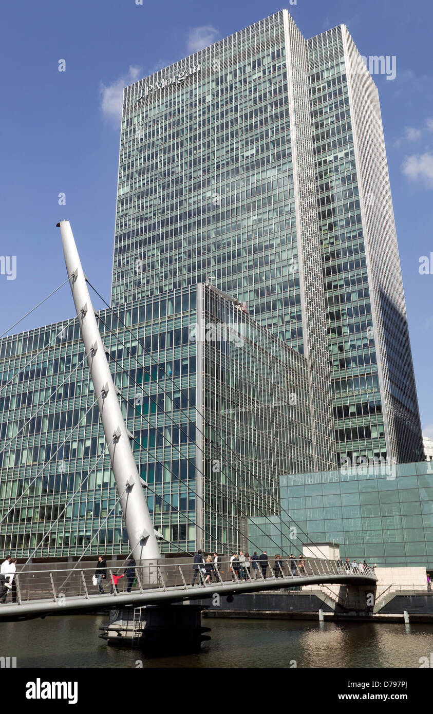 The South Quay Footbridge with the JP Morgan Building in the background ...