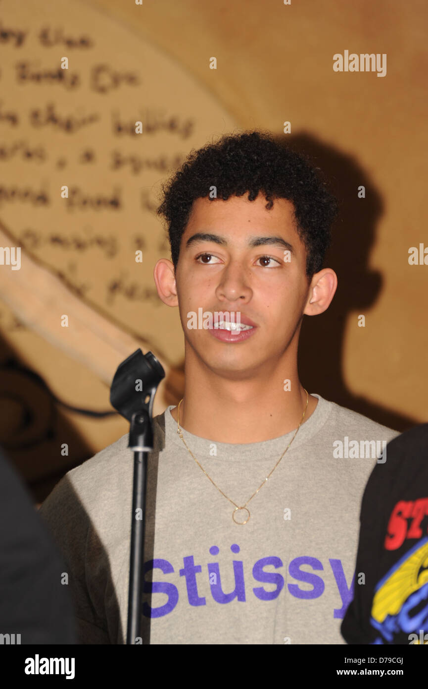 Jordan Stephens aka Rizzle of Rizzle Kicks Special gig at Nando's as it ...