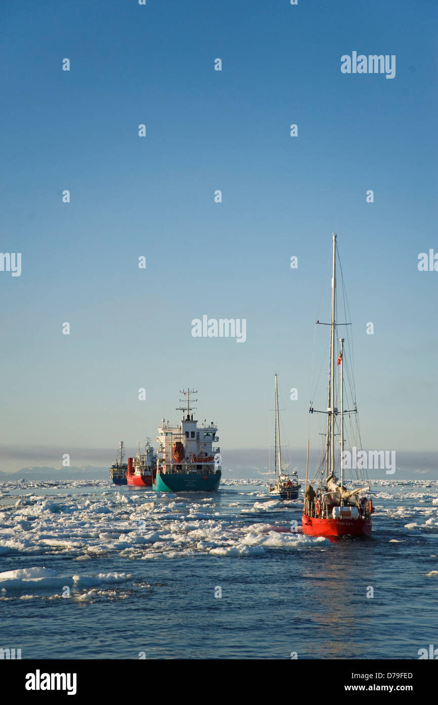 Norway svalbard archipelago caravan ships hi-res stock photography and ...
