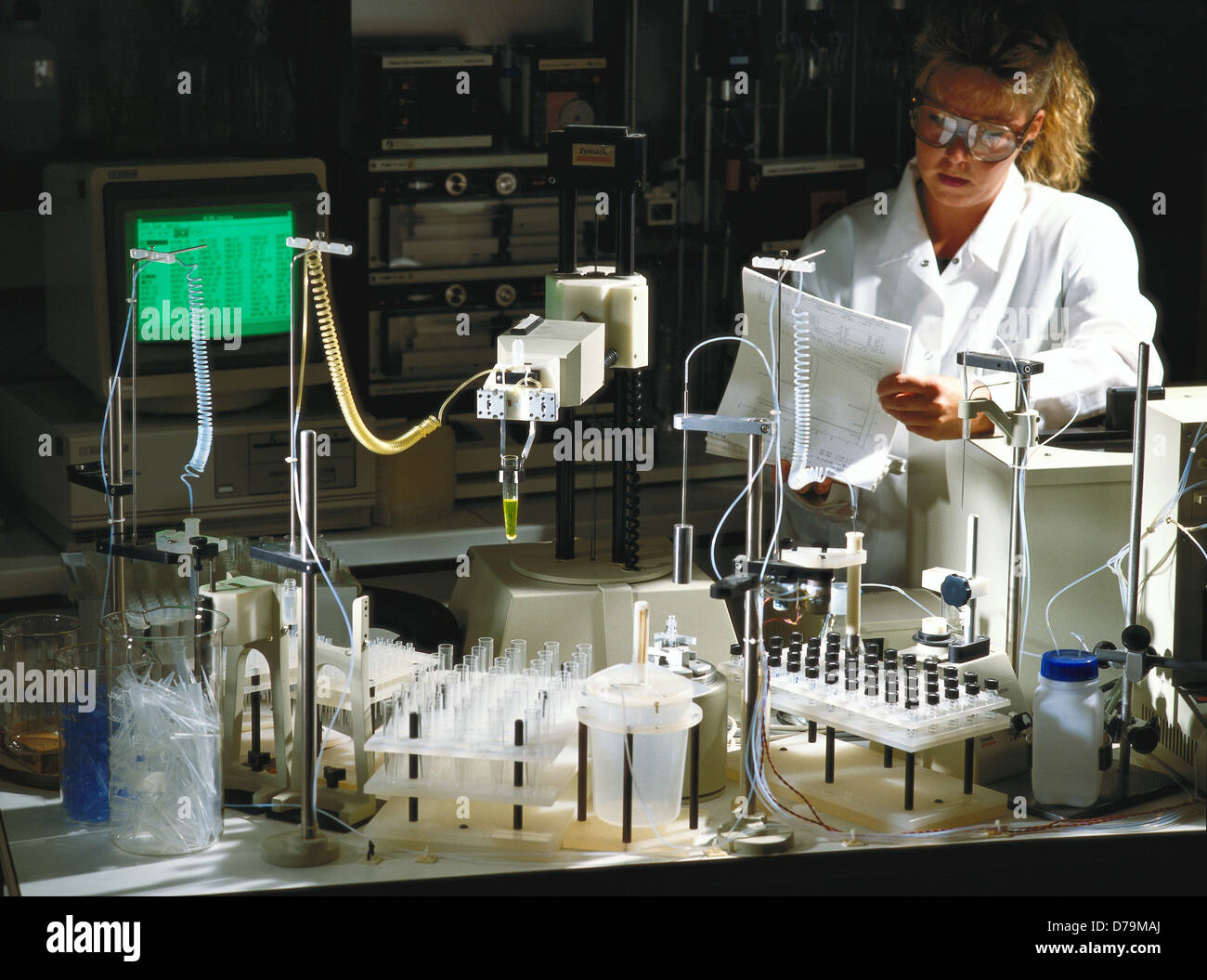 Lab sample robot hi-res stock photography and images - Alamy