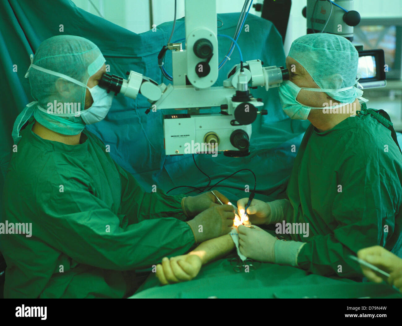 Surgeon performing microsurgical vascular operation Stock Photo - Alamy