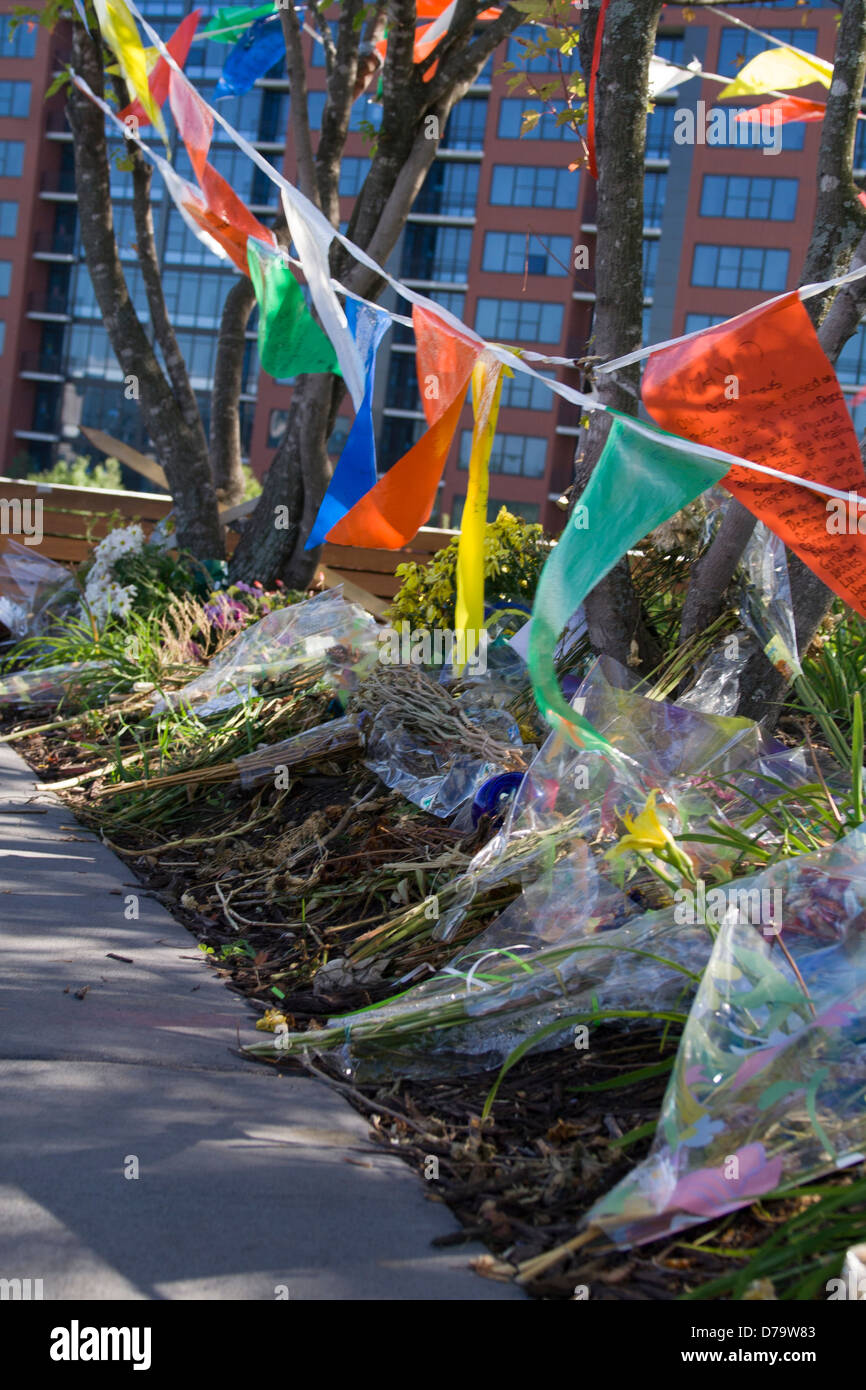 memorial site after the interstate 35W bridge collapsed into the ...