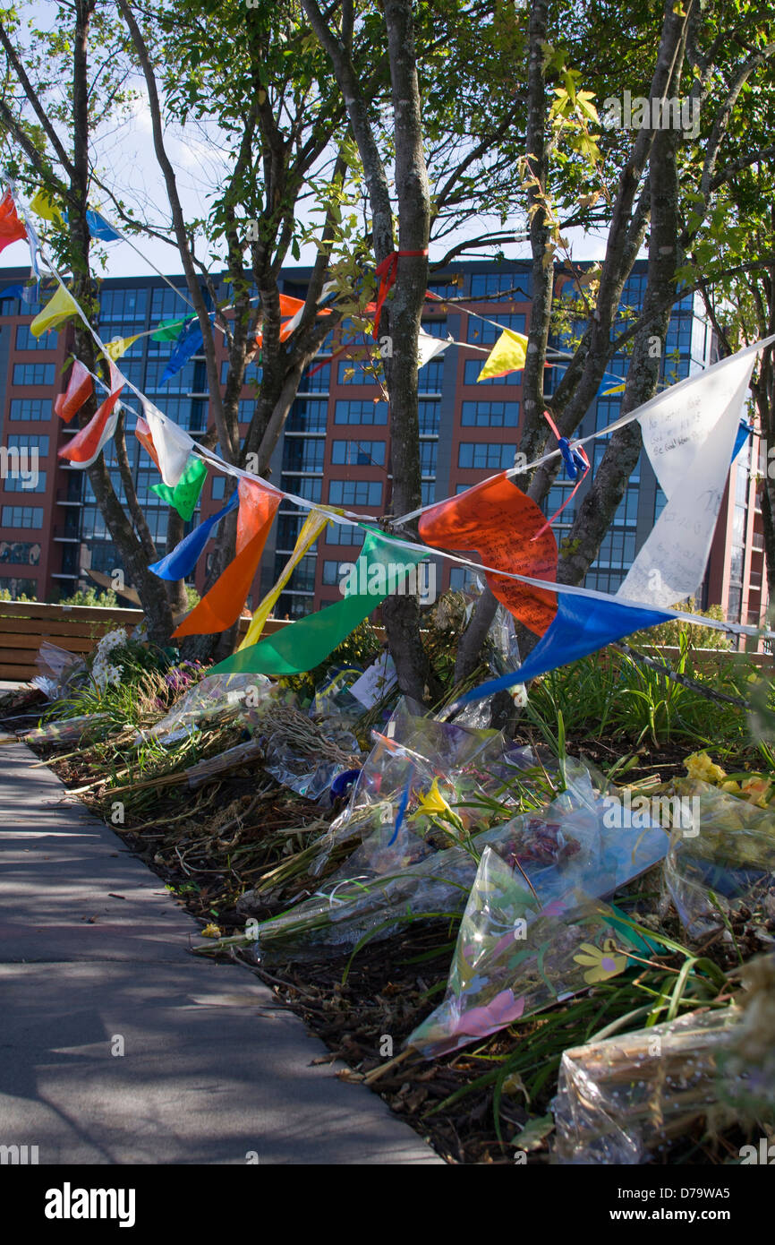 memorial site after the interstate 35W bridge collapsed into the ...