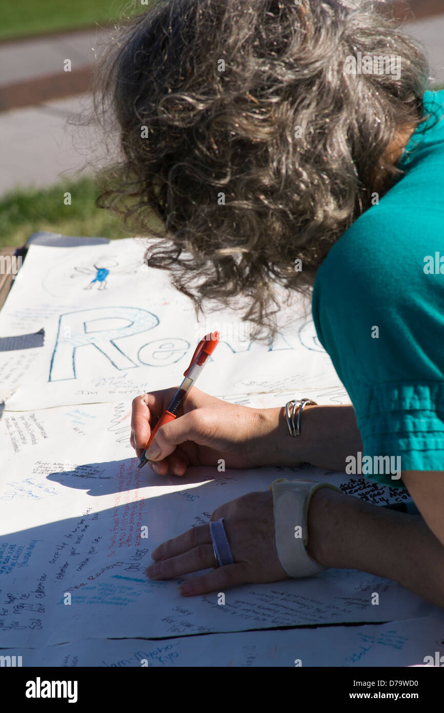 memorial site after the interstate 35W bridge collapsed into the ...
