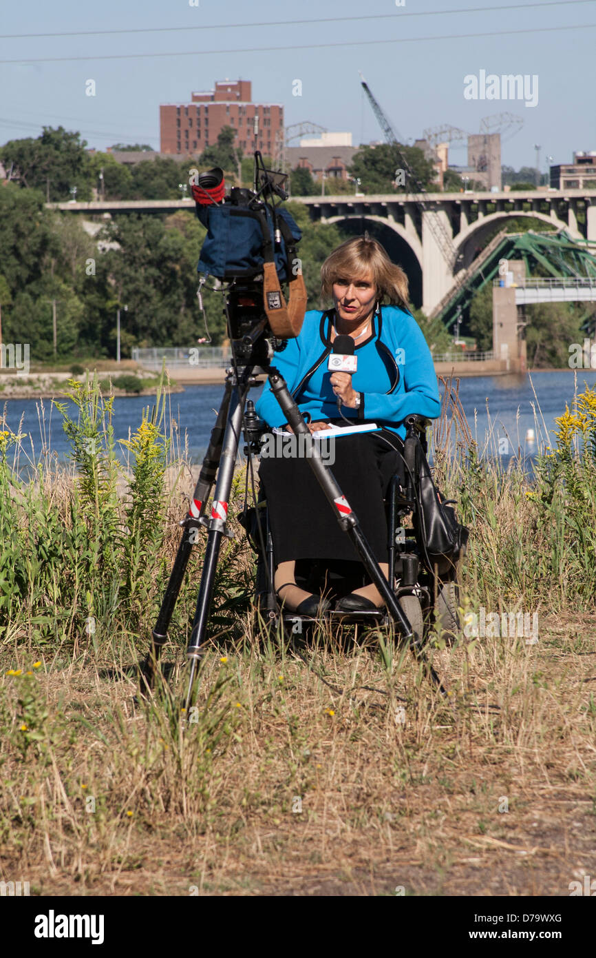Black reporter and white reporter hi-res stock photography and images ...