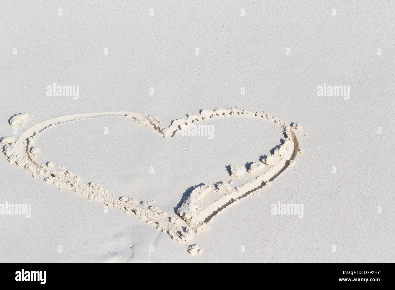 Heart drawing on the beach with wave Stock Photo - Alamy