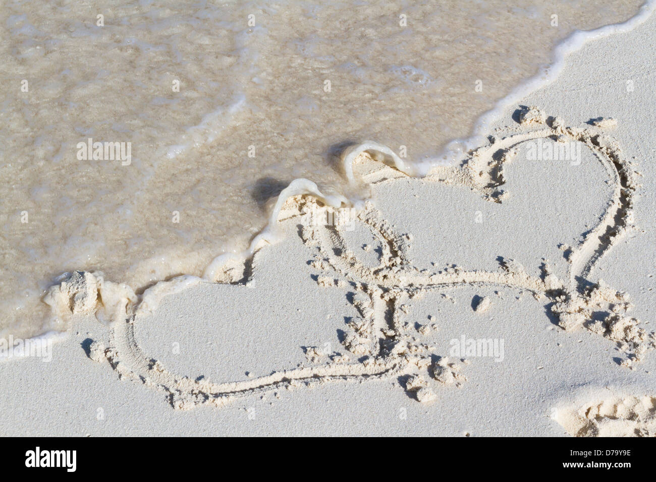 Heart drawing on the beach with wave Stock Photo - Alamy