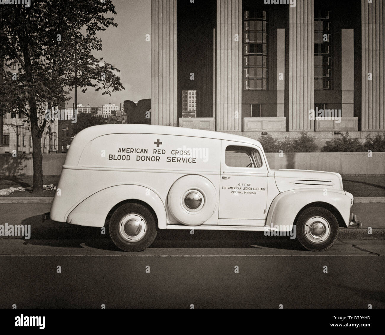 Red cross ambulance hi-res stock photography and images - Alamy