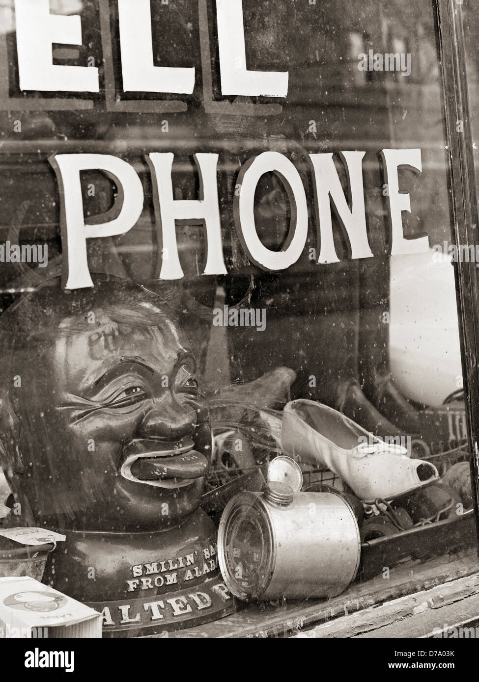 Pawn shop window hi-res stock photography and images - Alamy