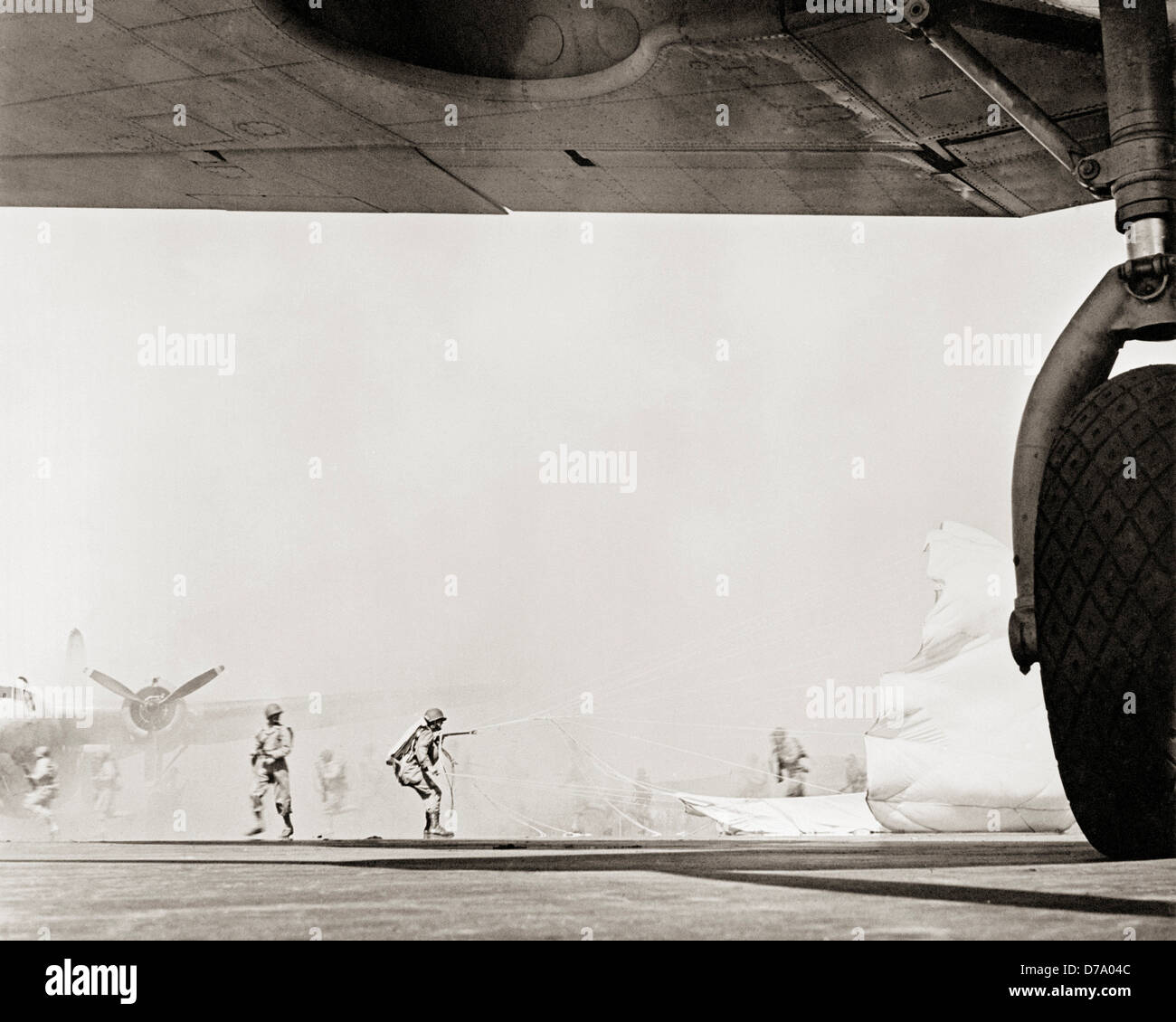 Parachute soldier hi-res stock photography and images - Alamy