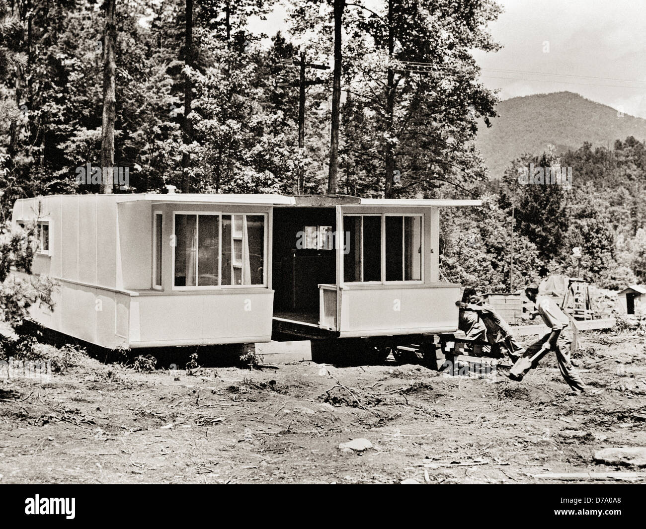 Assembling Trailer House TVA Workers Stock Photo - Alamy