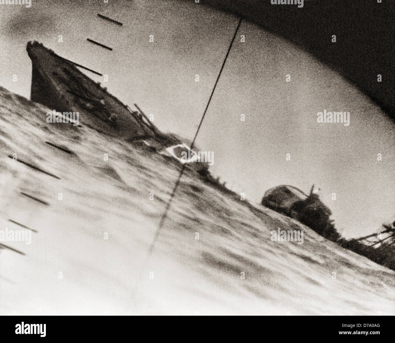 Sinking warships hi-res stock photography and images - Alamy