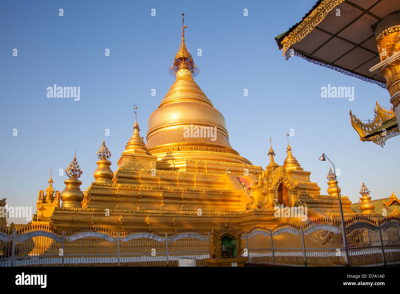 Gold temple buddhism myanmar hi-res stock photography and images - Alamy