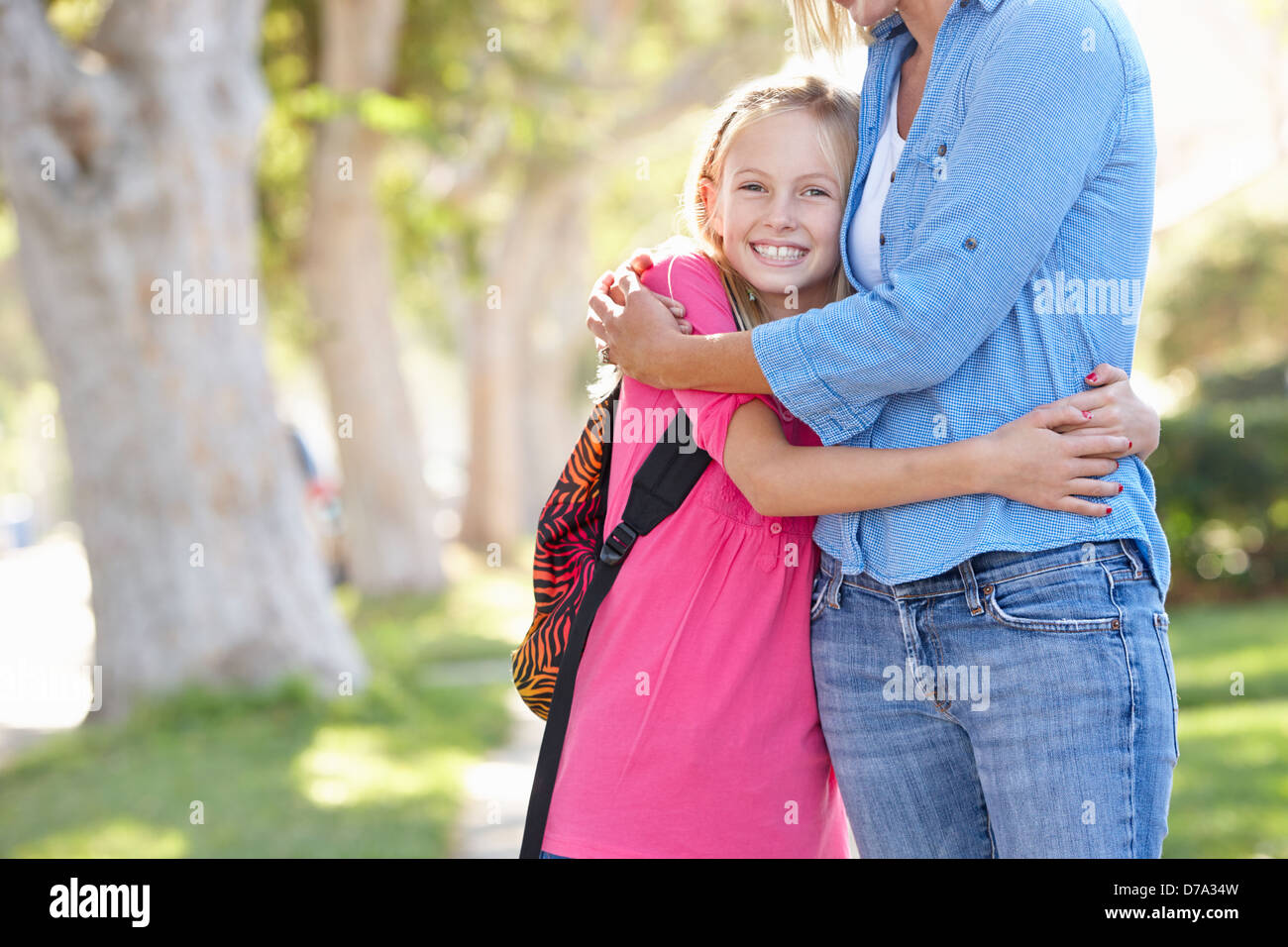 Mother 8 year old daughter together hugging hi-res stock photography and images - Alamy