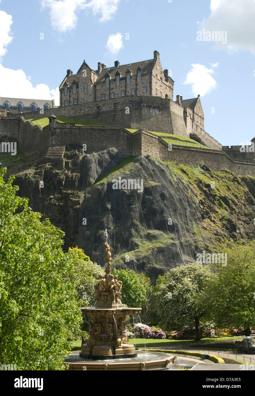 SCOTLAND; EDINBURGH; EDINBURGH CASTLE WITH ROSS FOUNTAIN IN F.G Stock ...