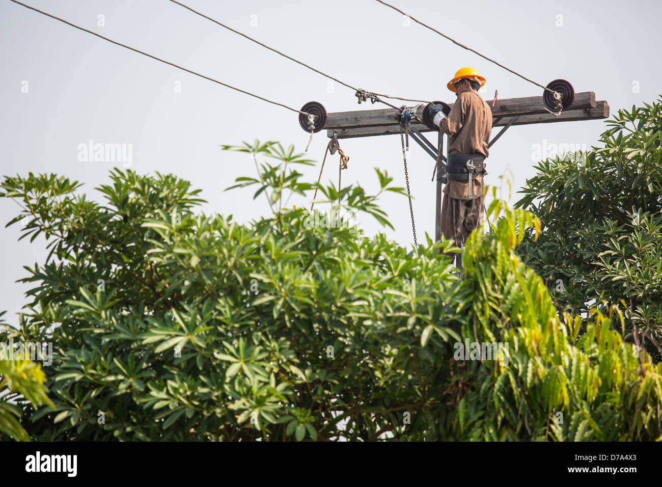 Power line lineman in Lahore, Pakistan Stock Photo - Alamy