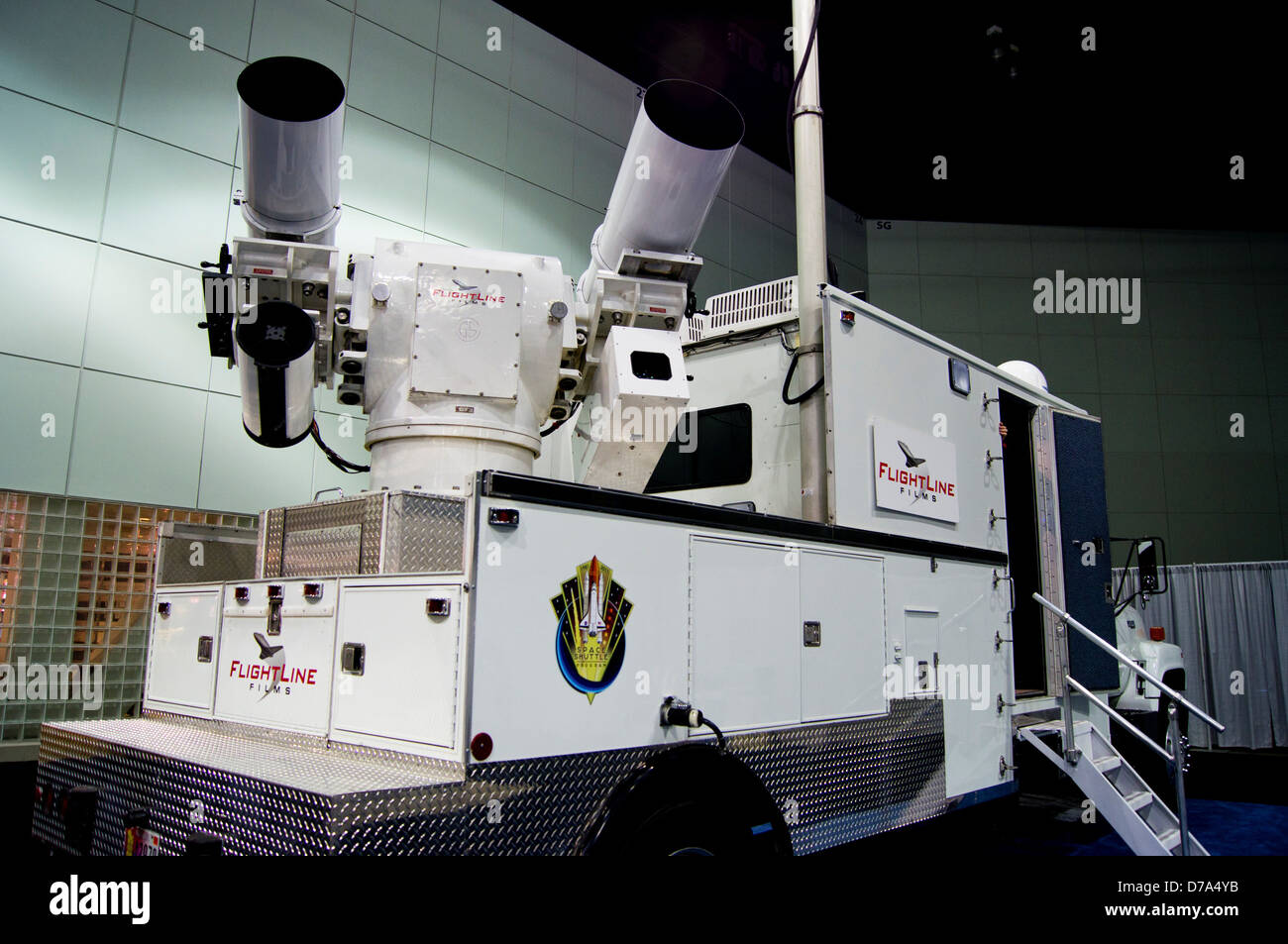 Camera tracking vehicle hi-res stock photography and images - Alamy