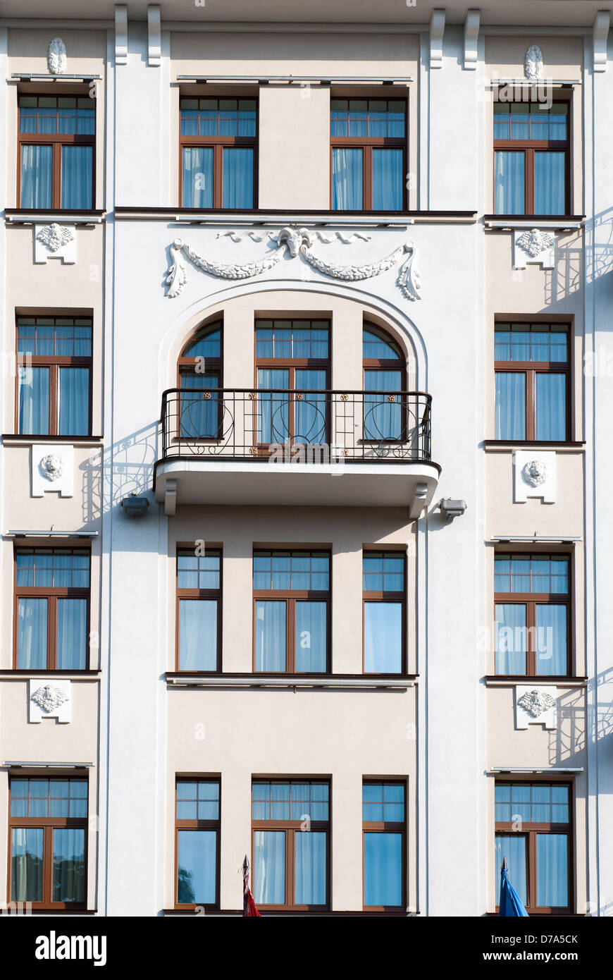 Traditional brick apartment building hi-res stock photography and ...