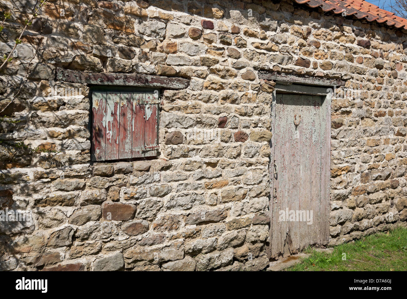 Old stone outbuilding hi-res stock photography and images - Alamy