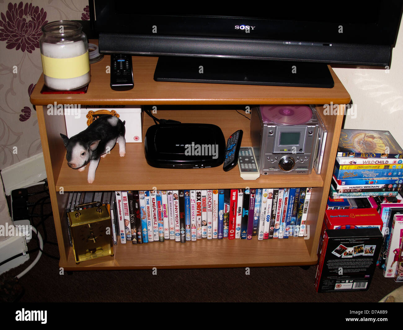 Tv table stand hi-res stock photography and images - Alamy