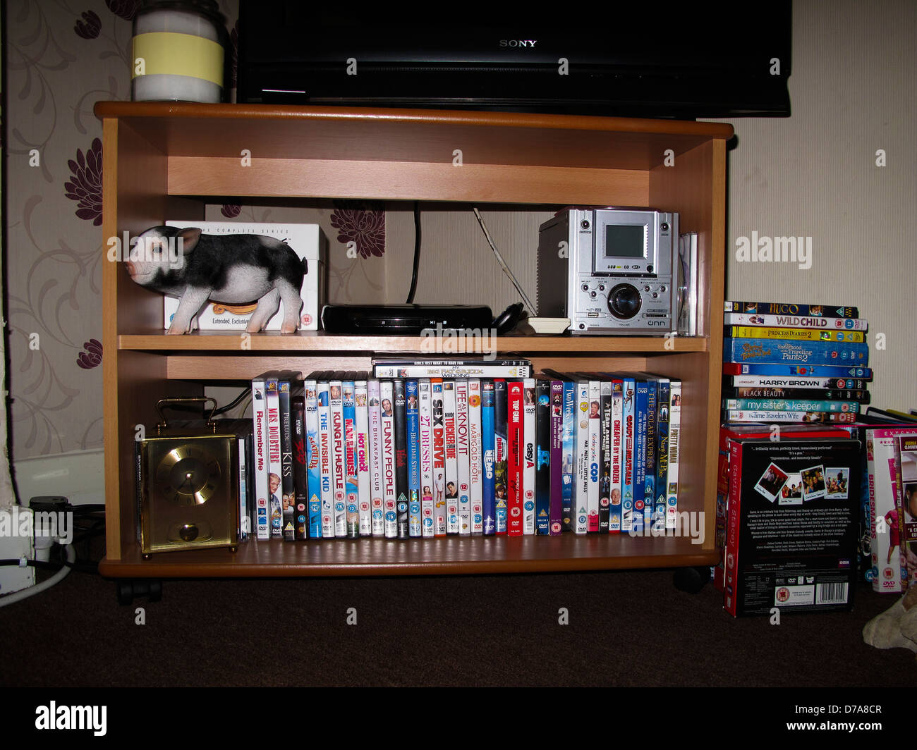 Tv table stand hi-res stock photography and images - Alamy