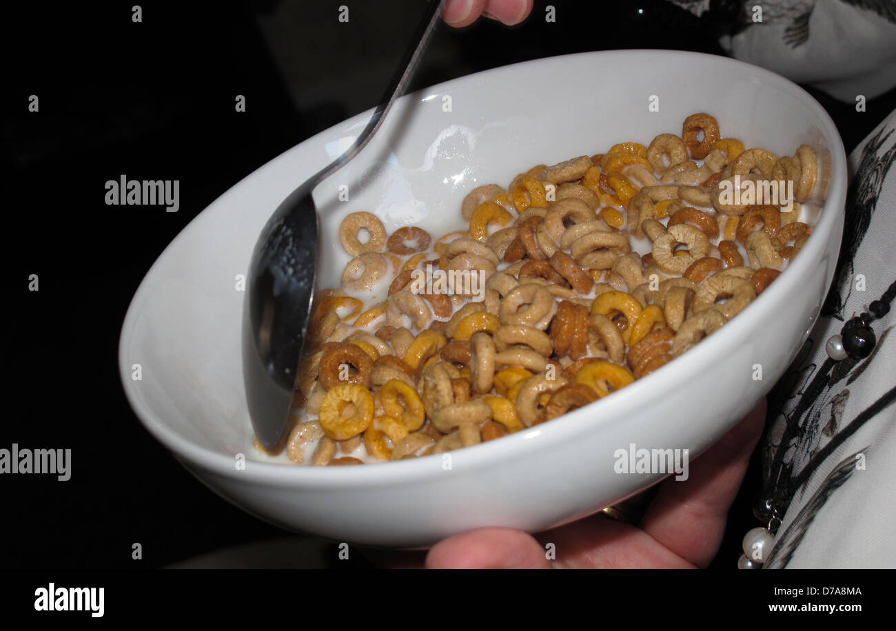 Cheerios breakfast cereal in bowl Stock Photo - Alamy