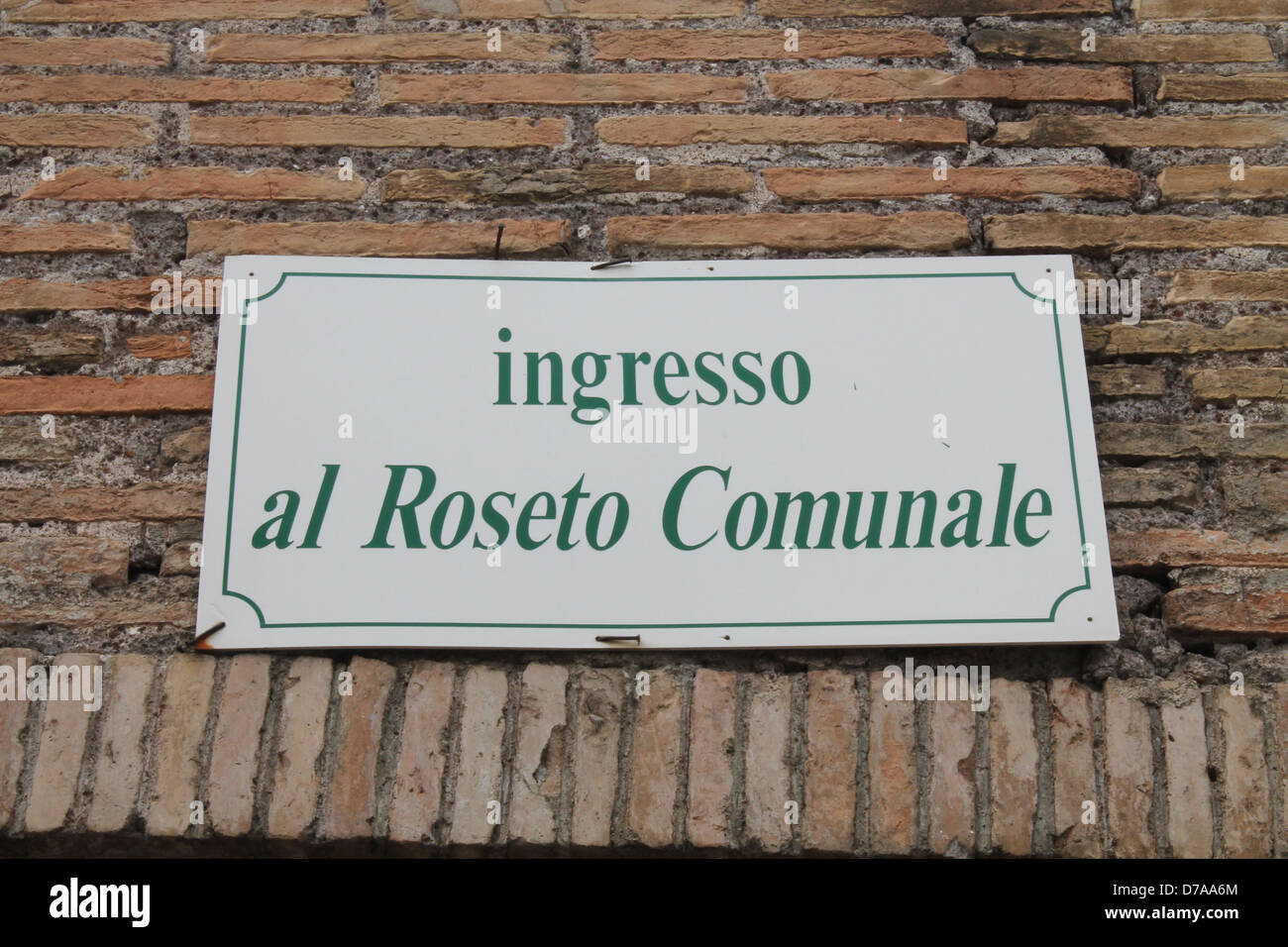 The sign indicating the way to the rose garden Stock Photo - Alamy