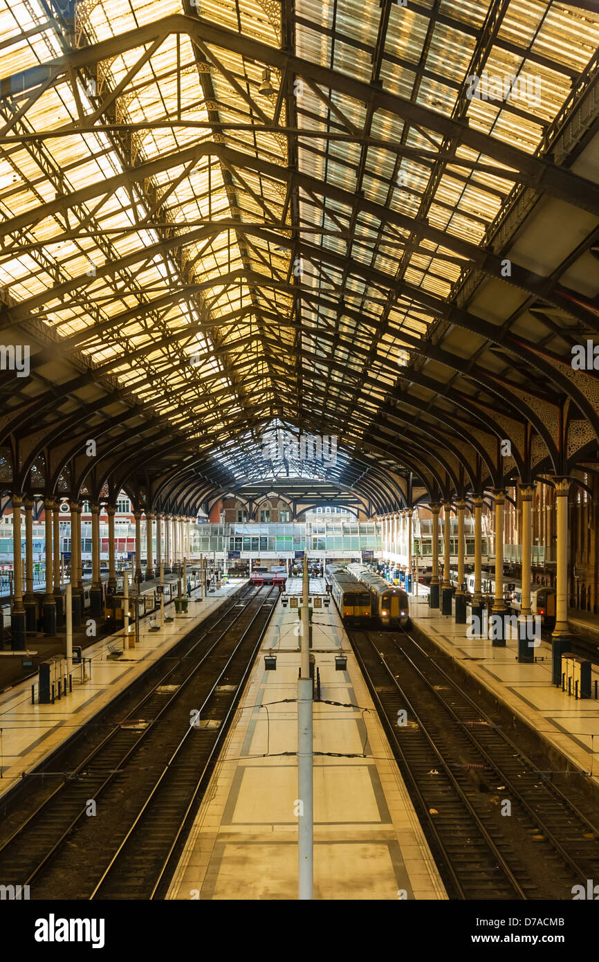 London liverpool street station platforms hi-res stock photography and ...