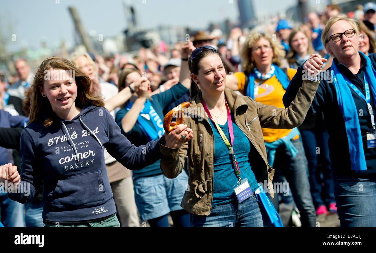 Church congress participants attend a service on Fischmarkt in Hamburg ...